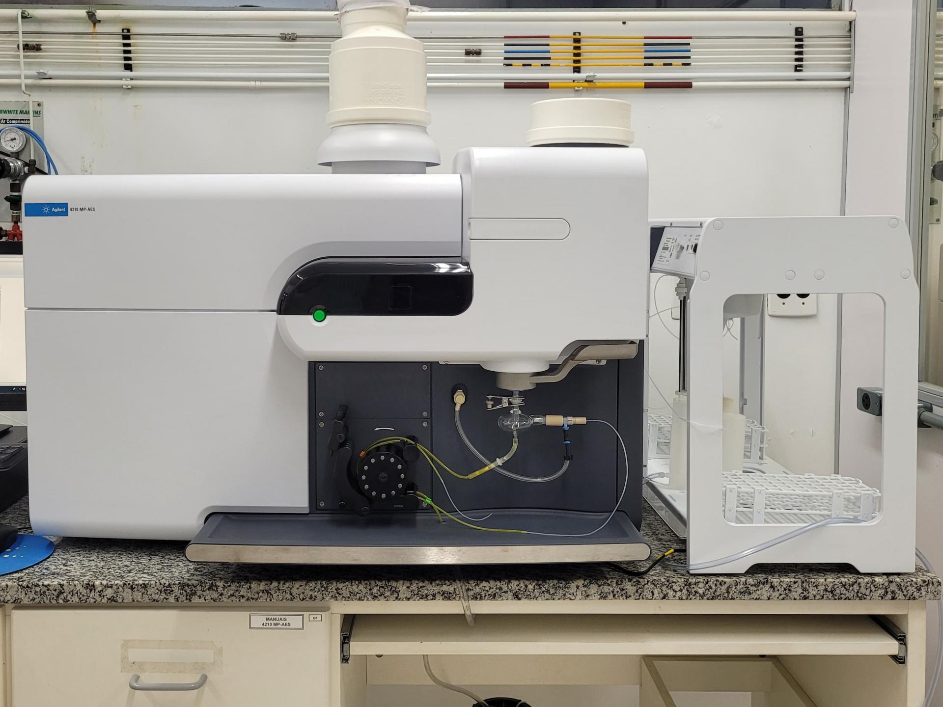 Espectrômetro de emissão óptica com plasma induzido por micro-ondas (MP ...